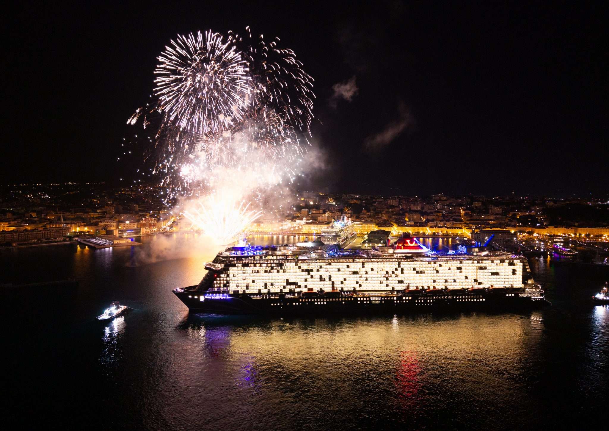 Mein Schiff Flow feierlich getauft: Drei Taufpatinnen, ein Schiff und ...